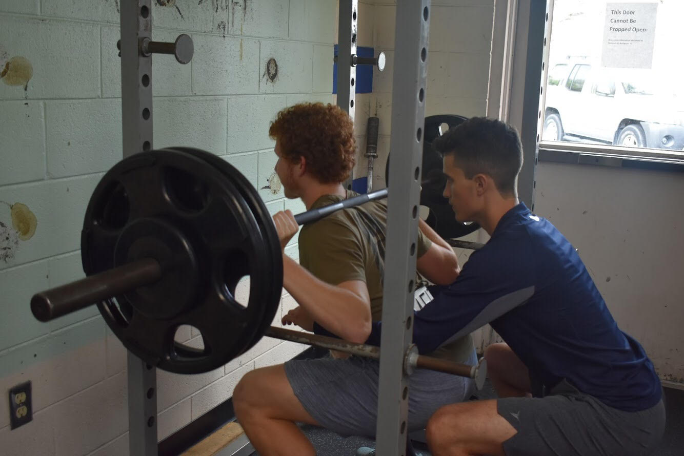 Powerlifting team strengthens bonds – The Catalyst